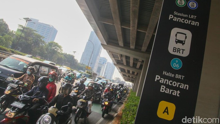 Sudah Ada LRT, Lalin Jalan Gatsu Tetap Macet Pagi Ini