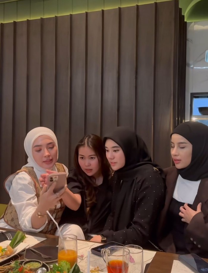 Seru! Ini Momen Clara Shinta Nongkrong Bareng Sahabat dan Traktir Makan