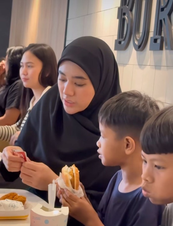 Seru! Ini Momen Clara Shinta Nongkrong Bareng Sahabat dan Traktir Makan