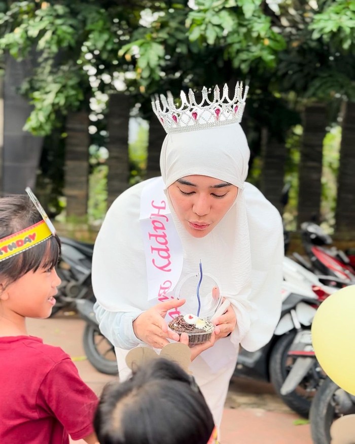 Seru! Ini Momen Clara Shinta Nongkrong Bareng Sahabat dan Traktir Makan