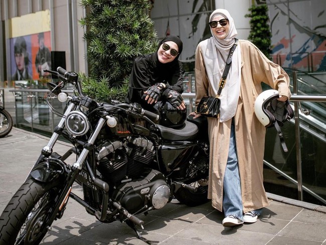 10 Foto Gaya Natasha Rizky Dibonceng Moge, Dikira Sama Cowok Ternyata...