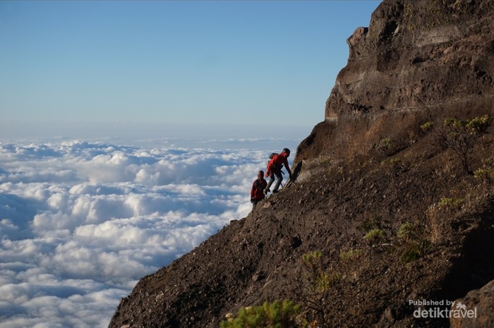 Gunung Raung dengan Jalur Terekstrem dan Puncak yang Megah