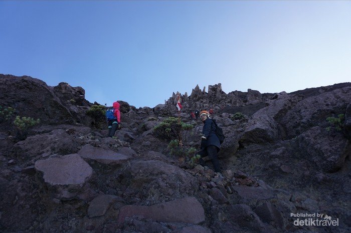 Gunung Raung dengan Jalur Terekstrem dan Puncak yang Megah