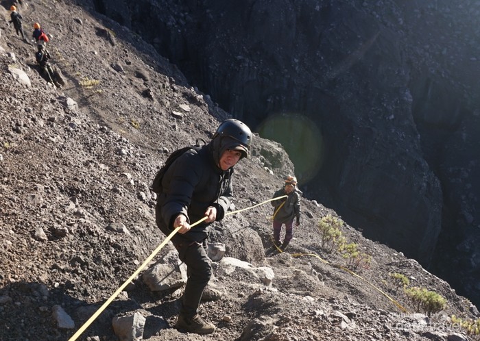 Gunung Raung dengan Jalur Terekstrem dan Puncak yang Megah