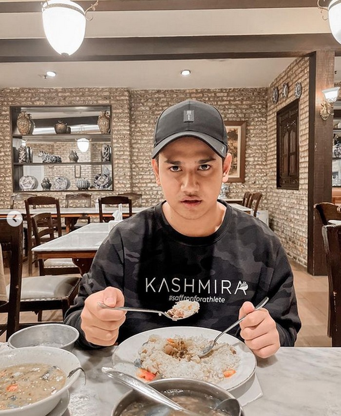 Keseruan Syakir Daulay Saat Makan Nasi Padang hingga Iseng Jualan Bubur