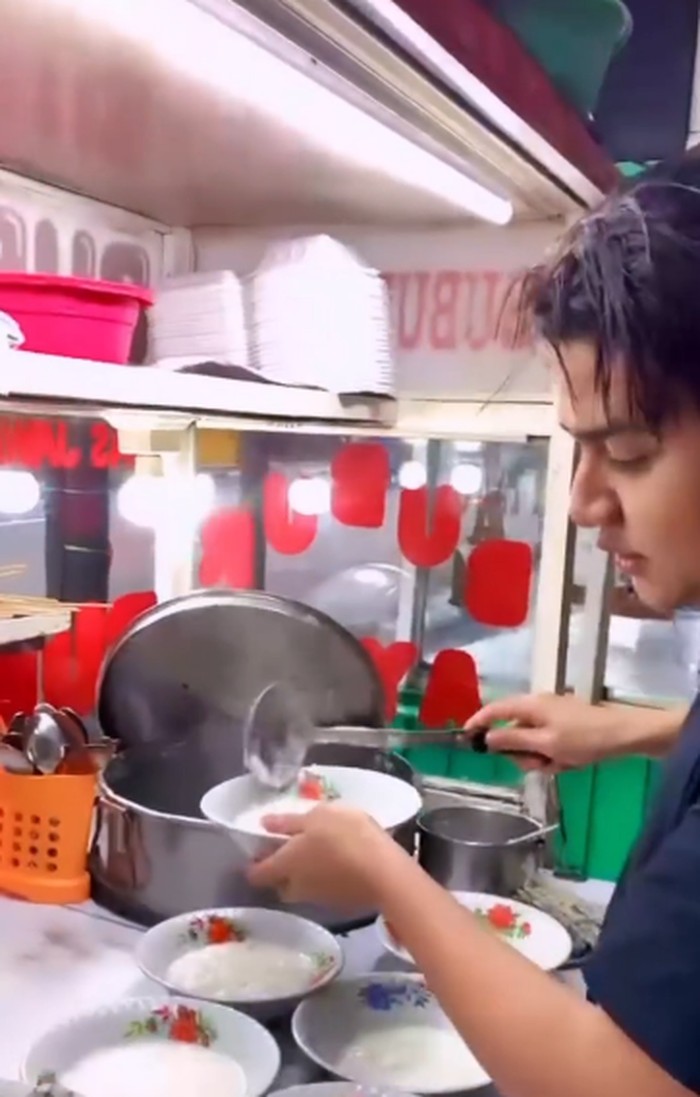 Keseruan Syakir Daulay Saat Makan Nasi Padang hingga Iseng Jualan Bubur