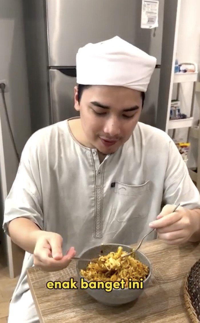 Alvin Faiz Saat Masak Seblak hingga Bagi-bagi Makanan di Jumat Berkah