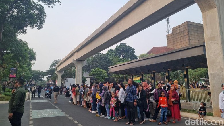 TMII Dibanjiri Pengunjung, Bus Shuttlenya Malah Kurang