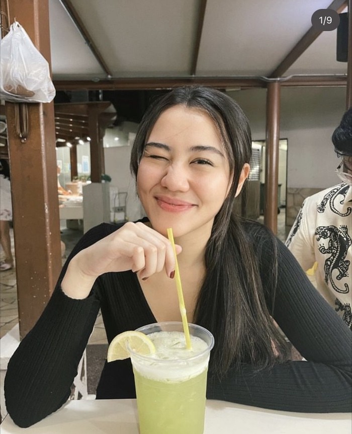 Gaya 'Classy' Aaliyah Massaid Saat Makan Sushi dan Nongkrong di Kafe