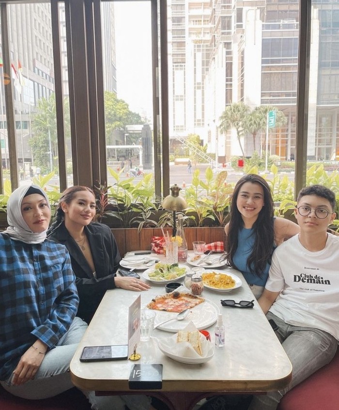 Gaya 'Classy' Aaliyah Massaid Saat Makan Sushi dan Nongkrong di Kafe