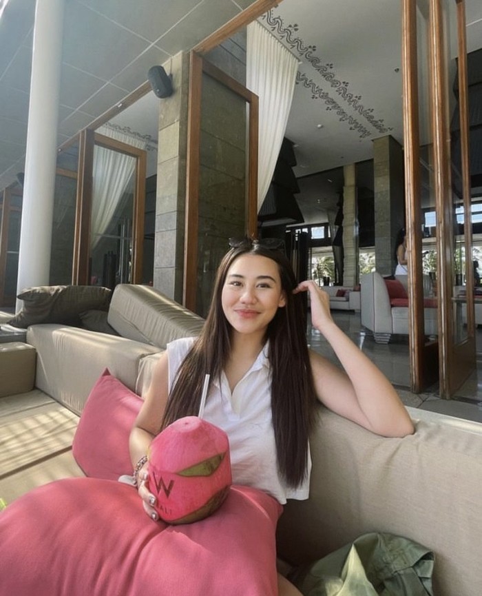 Gaya 'Classy' Aaliyah Massaid Saat Makan Sushi dan Nongkrong di Kafe