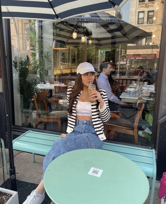 Gaya 'Classy' Aaliyah Massaid Saat Makan Sushi dan Nongkrong di Kafe