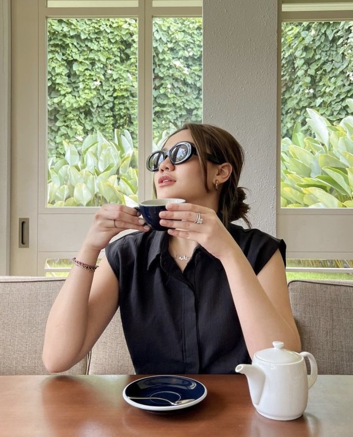 Gaya 'Classy' Aaliyah Massaid Saat Makan Sushi dan Nongkrong di Kafe