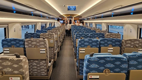 Penampakan Kereta Cepat Jakarta-Bandung dan Isi di Dalamnya