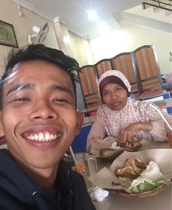 Dede Sunandar Kulineran di Kaki Lima Bareng Ustadz Yusuf Mansur