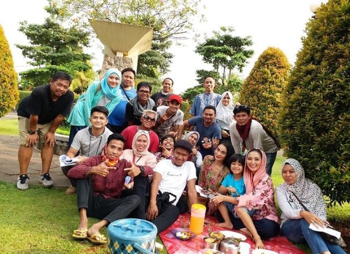 Dede Sunandar Kulineran di Kaki Lima Bareng Ustadz Yusuf Mansur