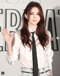 7 Gaya Tomboy Han So Hee di Acara DIOR Disebut Cantik Sekaligus Ganteng