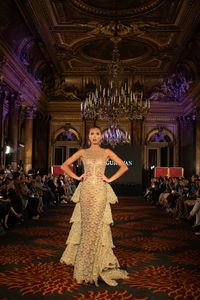 10 Foto Gaun Malam Serba Emas Karya Ivan Gunawan di Front Row Paris 2023