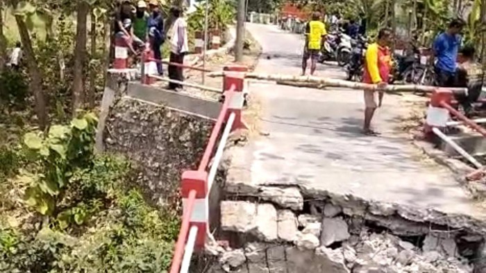 Penampakan Jembatan di Lamongan Ambrol Saat Dilewati Truk Muat Beton