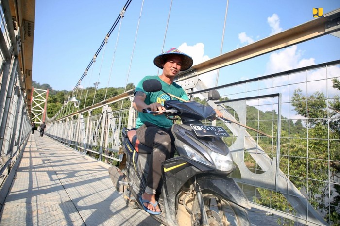 Telan Rp 13 M, Jembatan Gantung di Kalbar Rampung Seberangi Kapuas