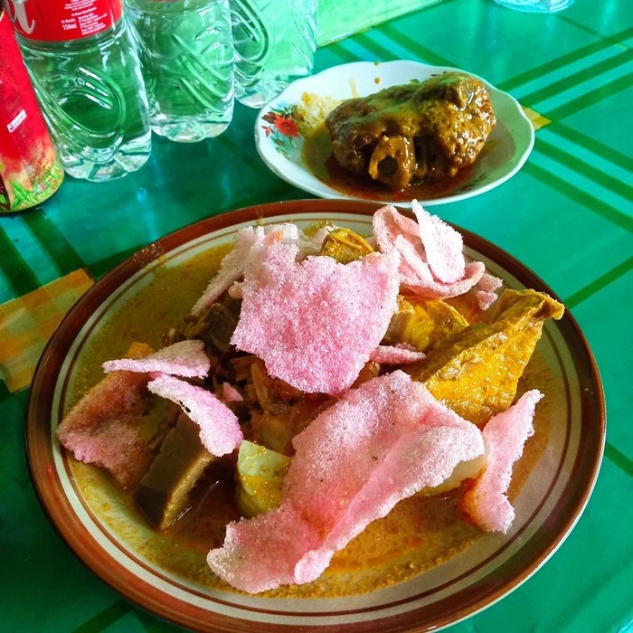 Lamak Bana! 20 Ketupat Sayur Padang Berlauk Komplet