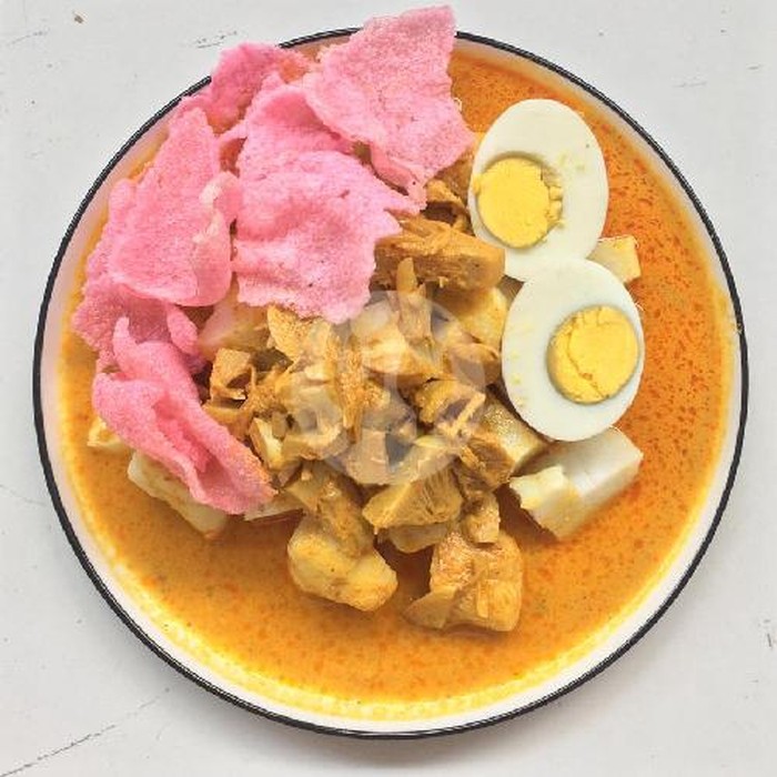 Lamak Bana! 20 Ketupat Sayur Padang Berlauk Komplet