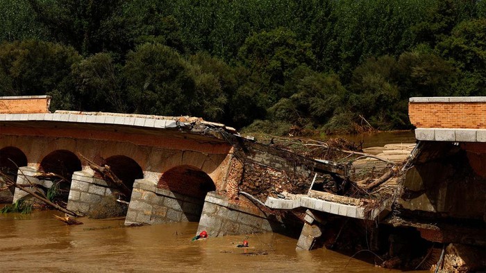 Potret Jembatan Rusak Diterjang Banjir di Spanyol