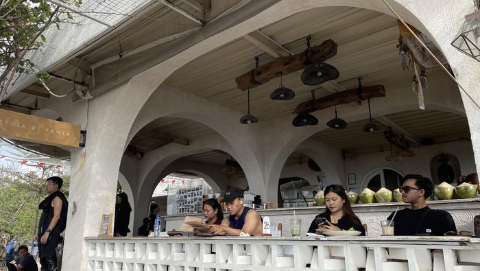 Stuja di Pantai, Kafe Estetik Pas buat Nongkrong di Tepi Pantai ...