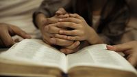45 Ayat Alkitab tentang Kekuatan yang Menenangkan Hati dan Pikiran