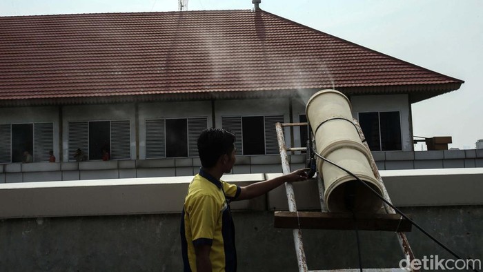 Kurangi Polusi, Pemkot Jakpus Semprot Air dari Lantai 8