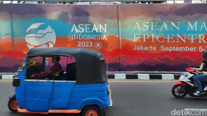 Mural KTT ASEAN Percantik Jalanan Ibu Kota