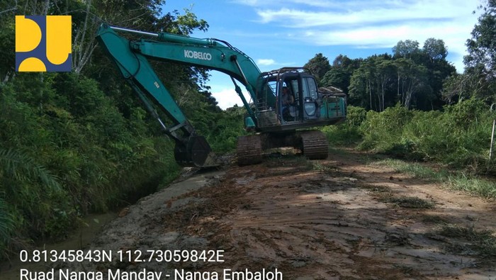 Potret Jalan di Kapuas Hulu Mulai Dipoles