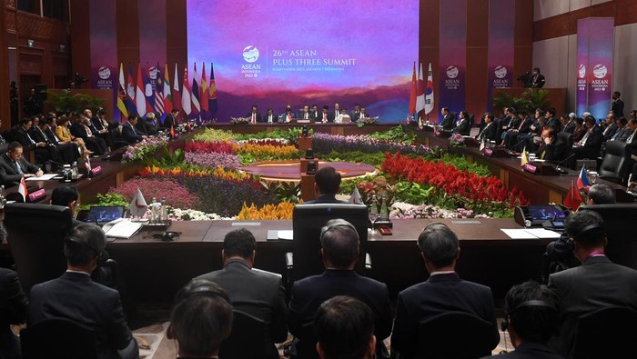 Momen Jokowi Pimpin KTT ASEAN Plus Three Momen Jokowi Pimpin KTT ASEAN Plus Three