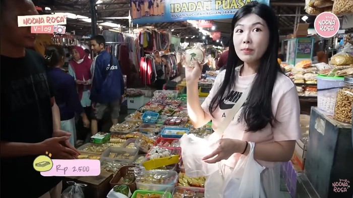 Gaya Pasangan Korea Kulineran di Indonesia, Beli Mendoan hingga Nasi Kucing