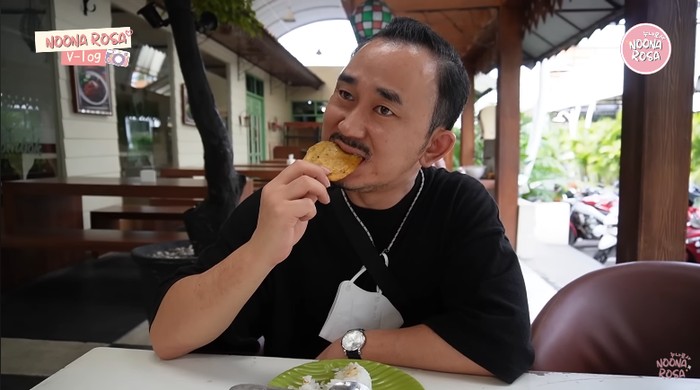 Gaya Pasangan Korea Kulineran di Indonesia, Beli Mendoan hingga Nasi Kucing