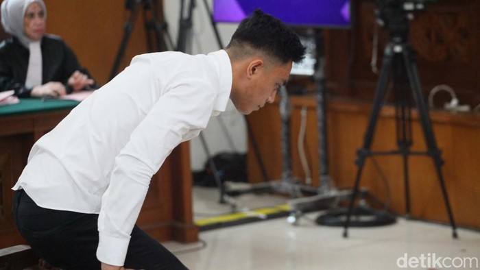 Ekspresi Mario Dandy saat Divonis 12 Tahun Penjara Ekspresi Mario Dandy saat Divonis 12 Tahun Penjara