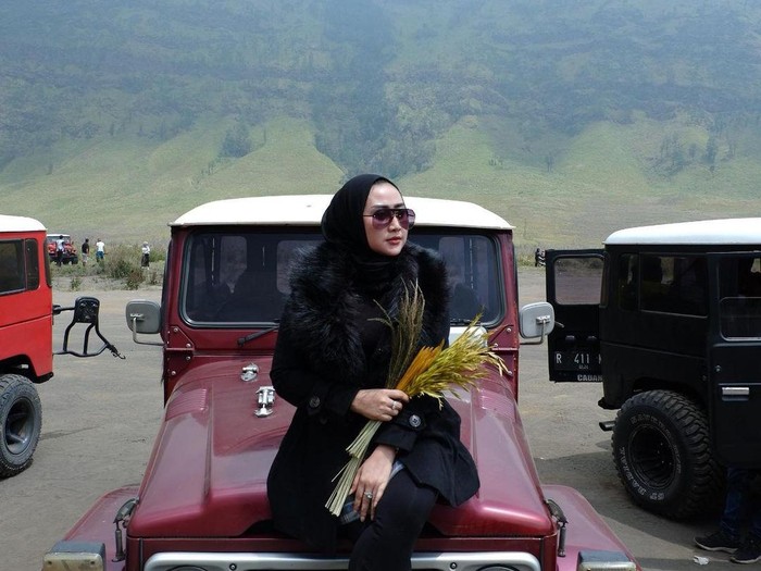 Potret Liburan Luluk Nuril Seleb Tiktok Istri Polisi Yang Viral