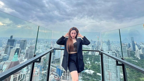 Potret Liburan Luluk Nuril, Seleb TikTok Istri Polisi yang Viral ...