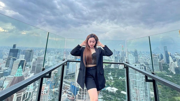 Potret Liburan Luluk Nuril, Seleb TikTok Istri Polisi yang Viral Bergaya Hedon