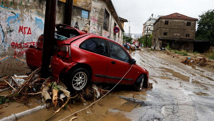 Tersapu Badai Daniel, Mobil Berserakan di Volos Yunani