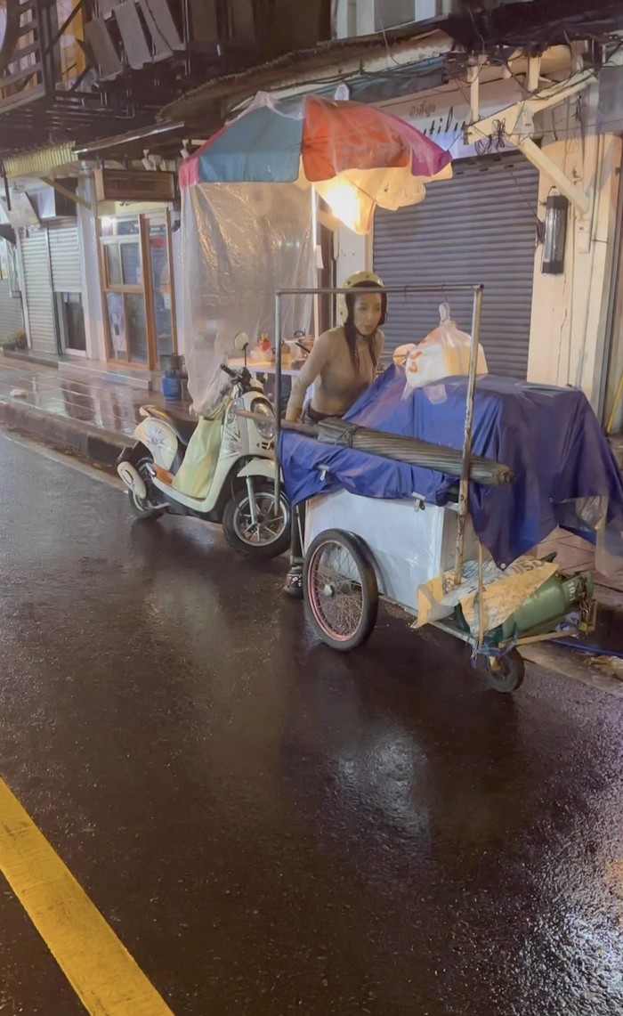 10 Potret Penjual Roti Cantik Viral di Thailand, Kini Jadi YouTuber!