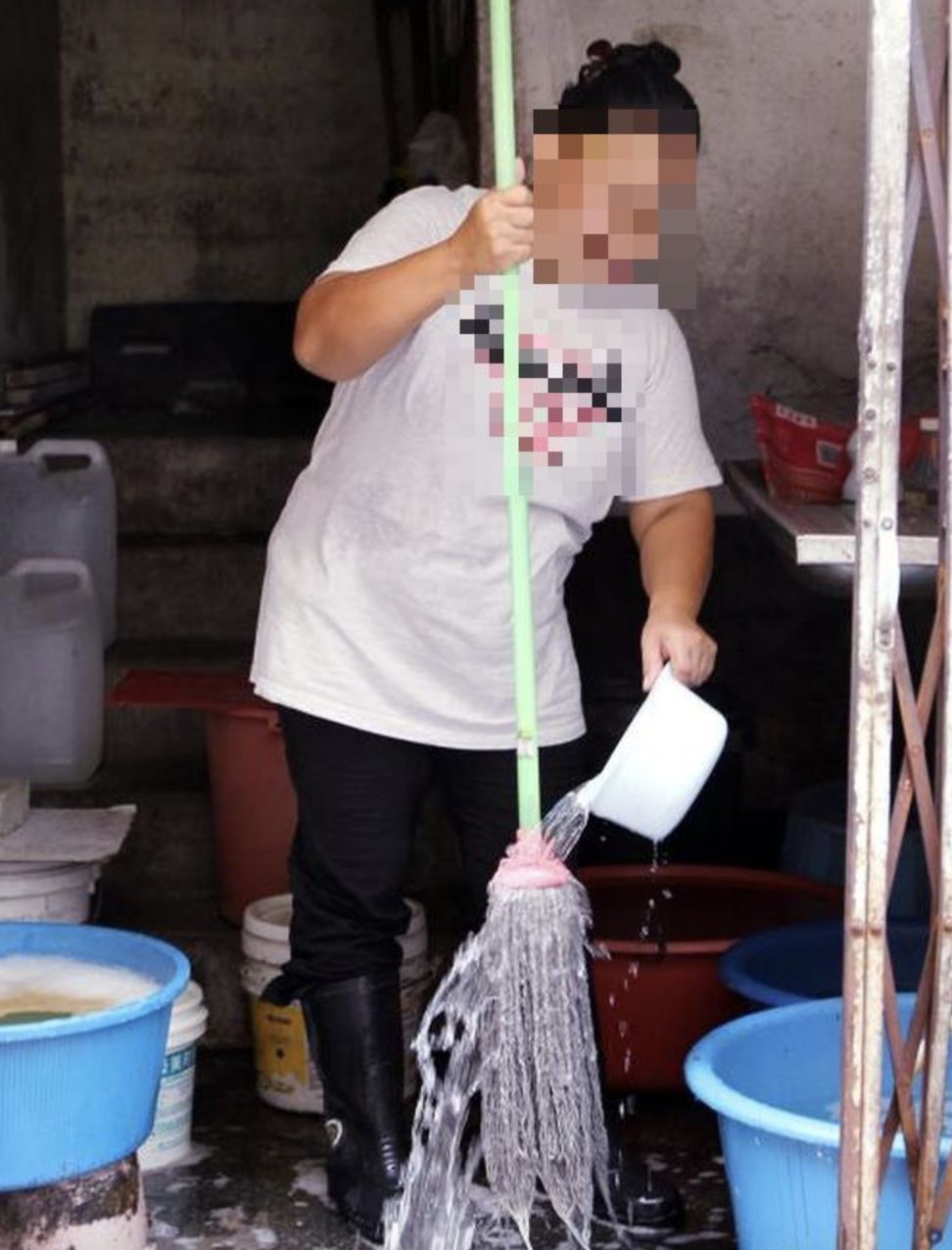 Miris! Pelayan Kedai Makan Kerja 12 Jam Dibayar Rp 114 Ribu Miris! Pelayan Kedai Makan Kerja 12 Jam Dibayar Rp 114 Ribu