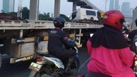 Truk Kontainer Terguling di Flyover Kuningan Arah Semanggi, Lalin Macet