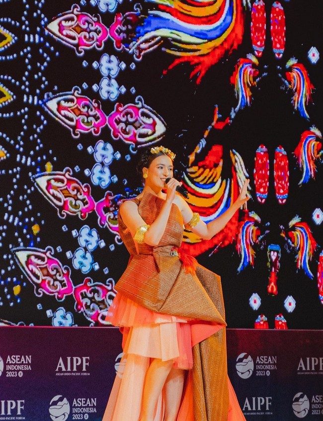 7 Foto Mawar Eva de Jongh Tampil Memukau Saat Bernyanyi di KTT ASEAN 2023