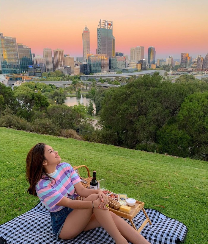 Momen Rebecca Klopper Saat Piknik dan Brunch di Kafe Cantik