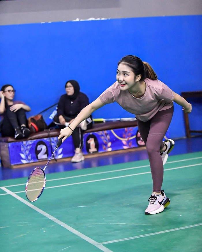 5 Potret Chandrika Chika Main Bulutangkis, Netizen Auto Rela Di-smash