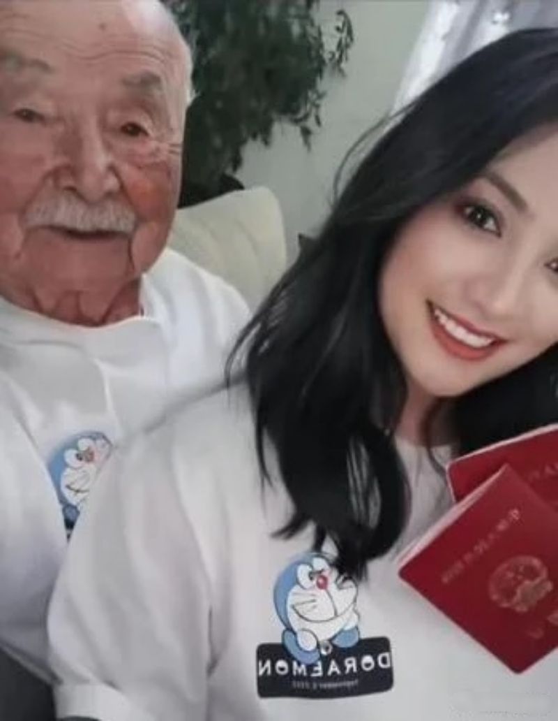 Viral Foto Kakek Bawa Mobil Ferrari, Dikira Bersama Cucu Ternyata Istri