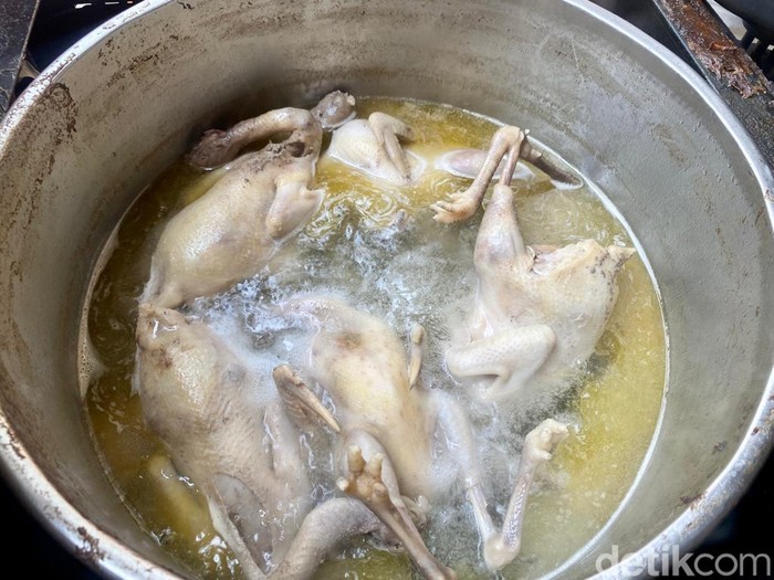 Topping Ayam Kampung Melimpah, Sarapan Bakmi Ayam di Sini Dijamin Kenyang!