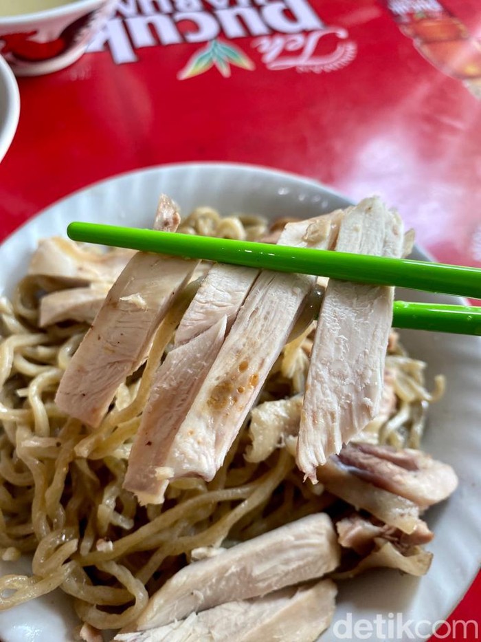 Topping Ayam Kampung Melimpah, Sarapan Bakmi Ayam di Sini Dijamin Kenyang!