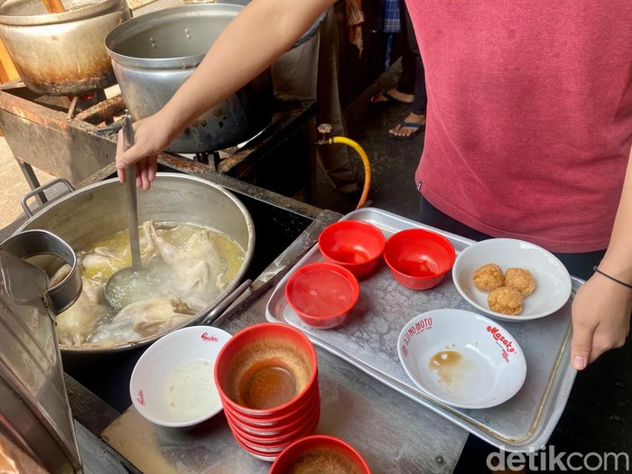 Topping Ayam Kampung Melimpah, Sarapan Bakmi Ayam di Sini Dijamin Kenyang!